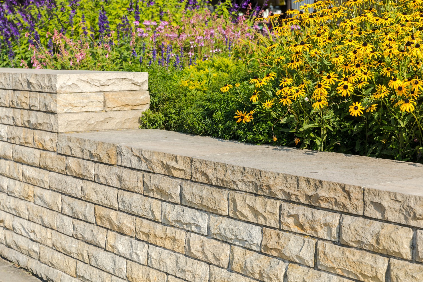 Gestaltungsideen für Gartenmauern mit Granitsteinen